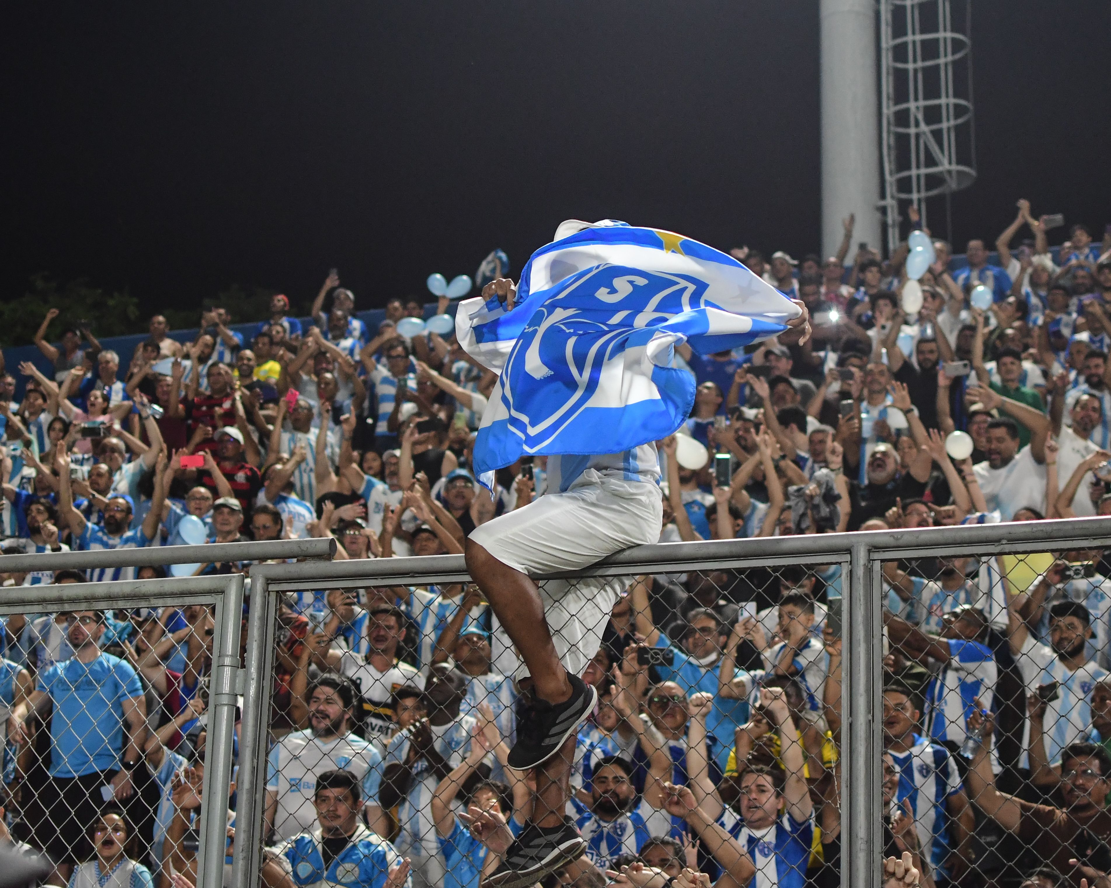 Torcida do Paysandu festeja o título no Carlos Zamith Créditos: Paulo ...
