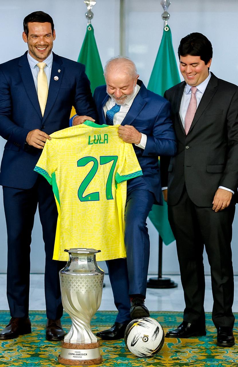 Ao lado do presidente da CBF, Lula recebe as campeãs da Copa América ...
