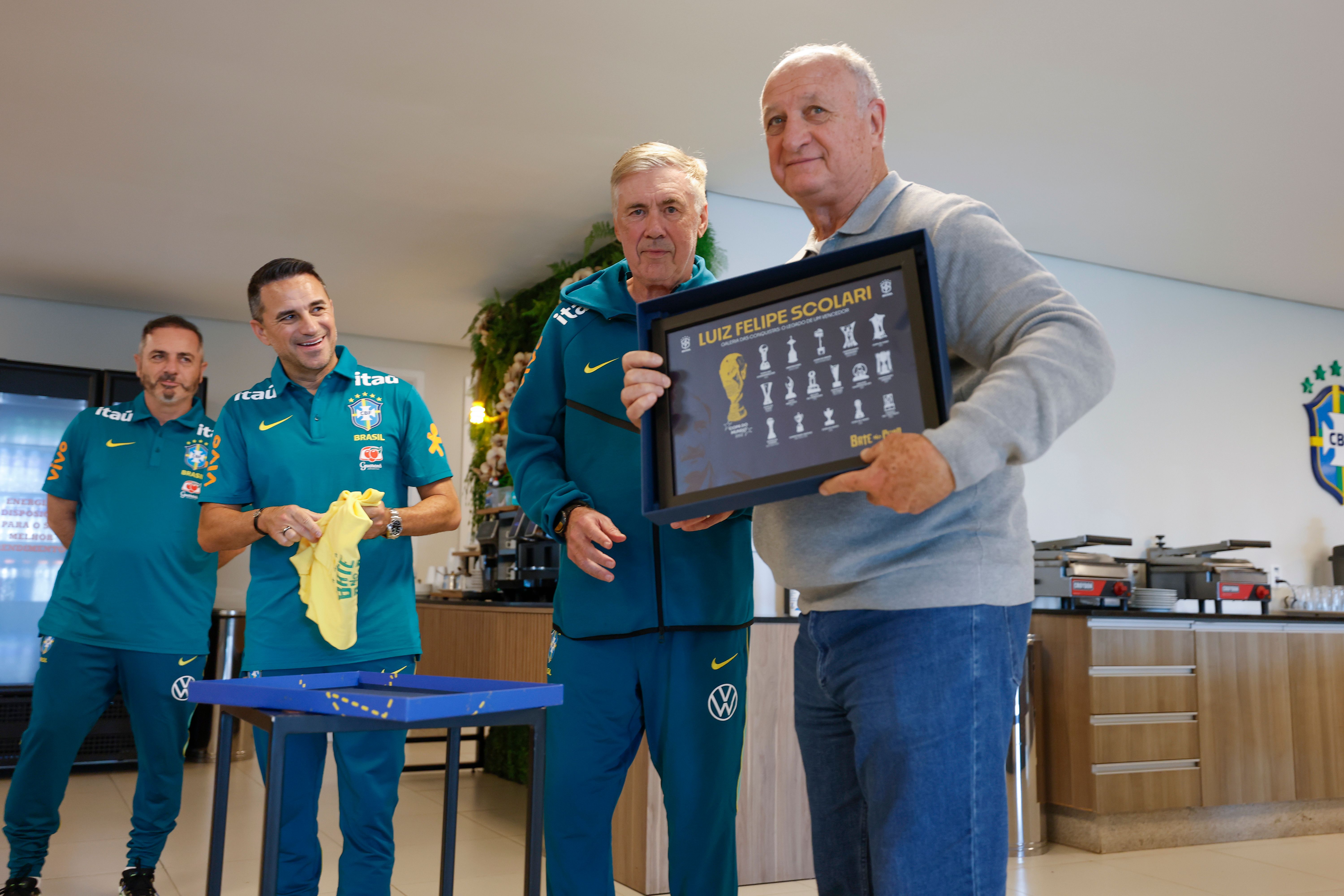 Felipão recebeu de Rodrigo Caetano e Carlo Ancelotti uma homenagem pela ...